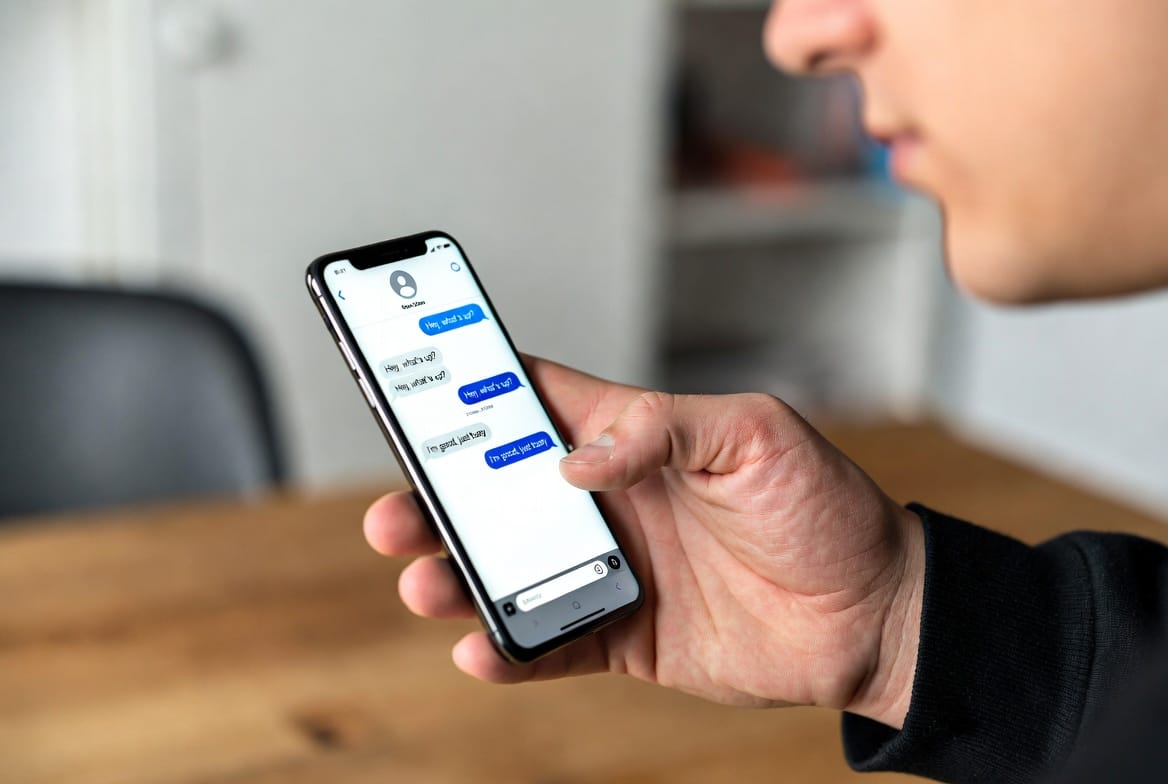 Cheating Text Messages: Signs, Legal Risks of Spying & How t